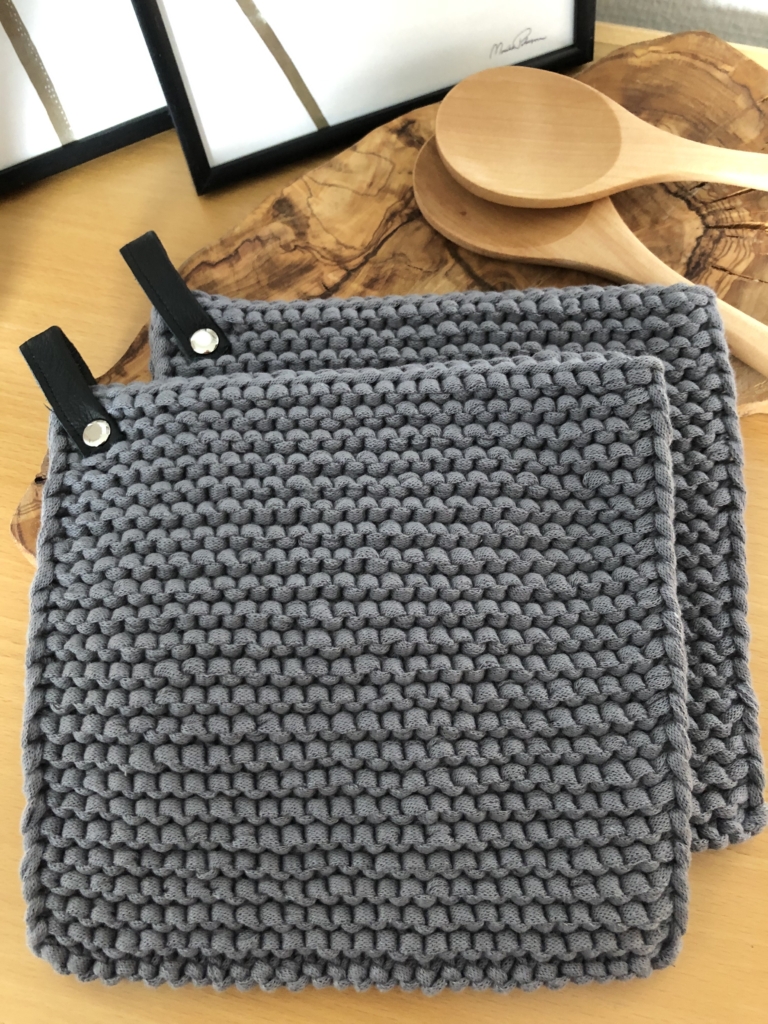 Grydelapper med læderstropper i 100% bomuld. Unikke og håndstrikket